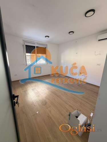 Izdaje se poslovni prostor u centru, 100 m2