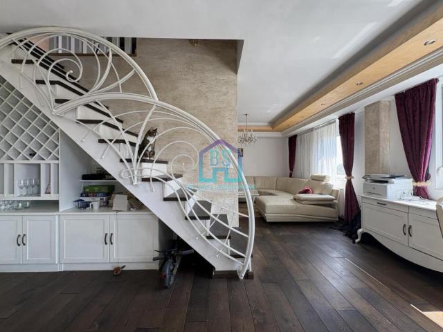 Petosoban dupleks stan 132 m² sa prostranom terasom, renoviran i namešten