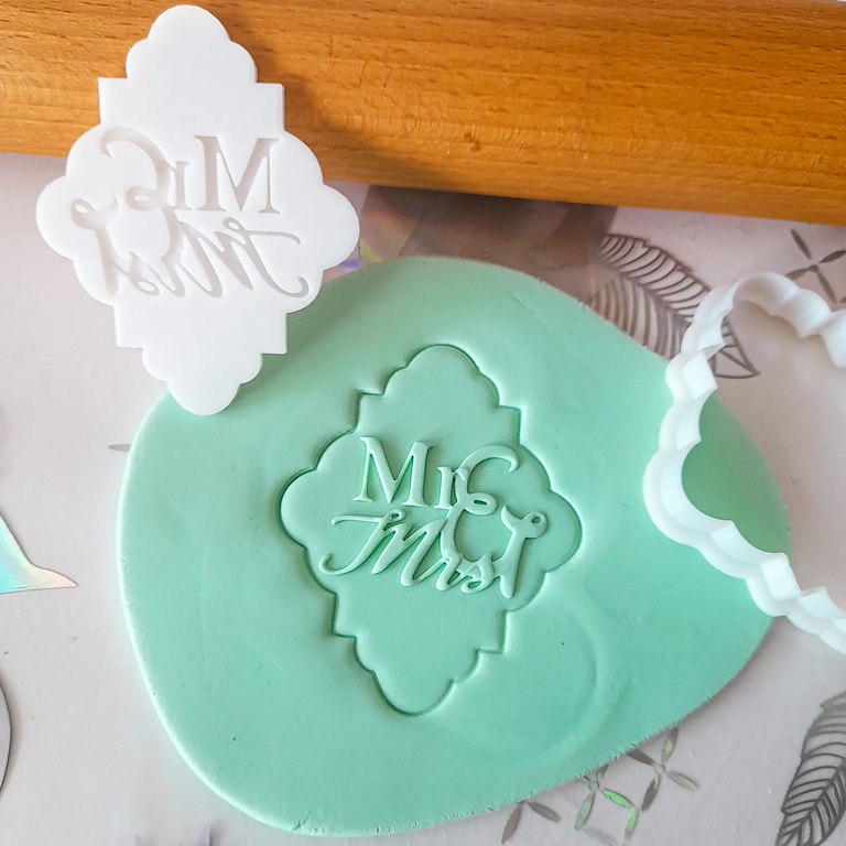KREATIVNI SLATKIŠI Modla za kolače i ukrase Mr&Mrs reljefna, 10 cm, Bela