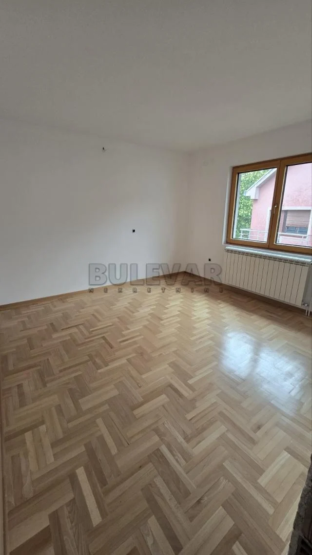 Izdaje se poslovna zgrada na Ledenoj steni, 600m2