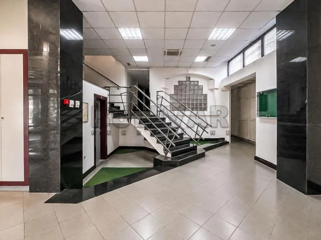 Izdaje se poslovni objekat u širem centru grada, 420m2