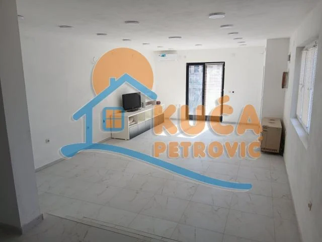 Izdaje se kuća kao poslovni prostor u naselju Ratko Jović, PO + PR + I , 230m2, grejanje na struju