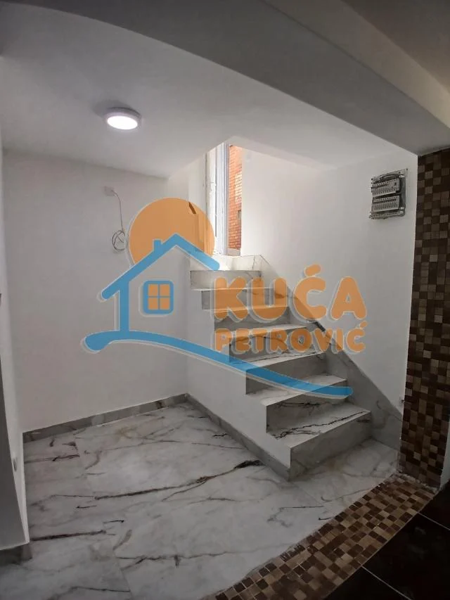 Izdaje se renoviran poslovni prostor u centru grada, 30m2