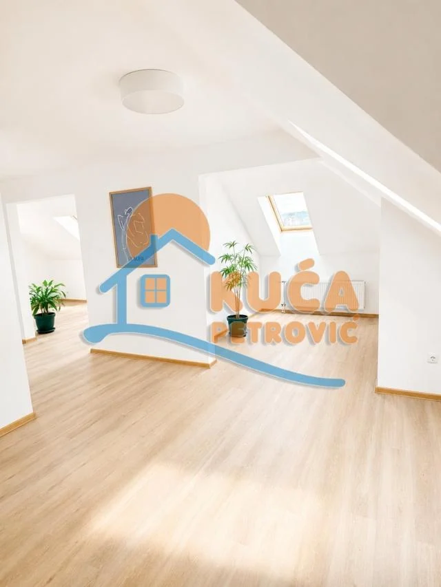 Izdaje se poslovni prostor, open space u centru grada, 96m2