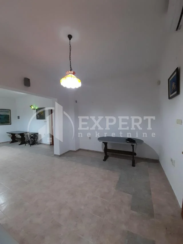 Izdaje se poslovni prostor, 90m2, kod Banovine