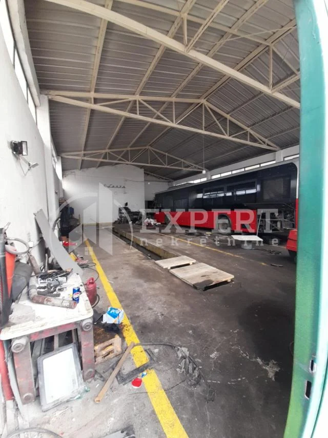 Izdaje se odličan poslovni prostor na Panteleju, u blizini izlaza na autoput Niš-Istok, 550m2, 90 ar