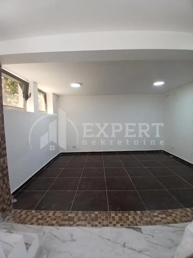 Izdaje se renoviran poslovni prostor u centru grada, 30m2