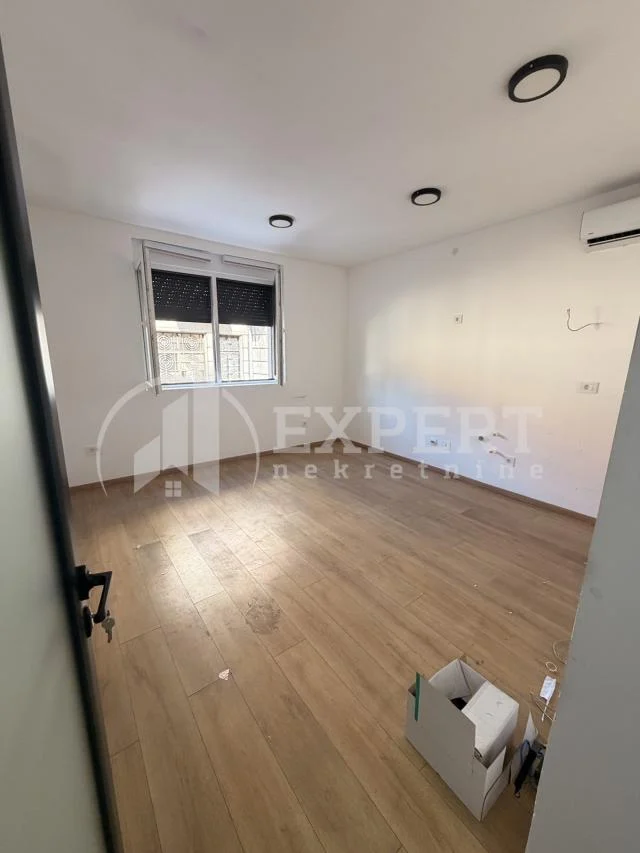 Izdaje se poslovni prostor u centru, 100 m2
