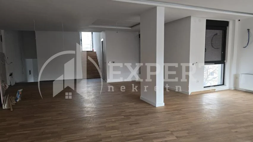 Izdaje se poslovni prostor 140m2 plus terasa 55m2