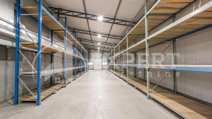 Izdaje se poslovni prostor od 750m sa šleperskim prilazom