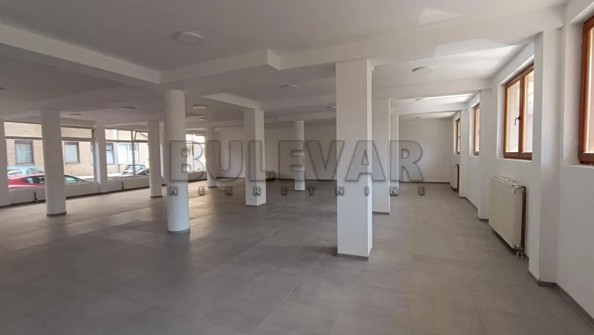 Izdaje se poslovni prostor u centru Leskovca, 200m2