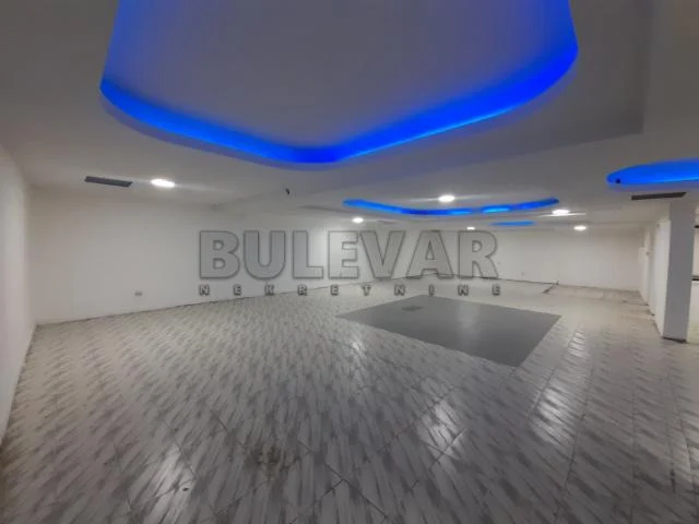 Izdaje se poslovni prostor u pešačkoj zoni, u centru, 149m2