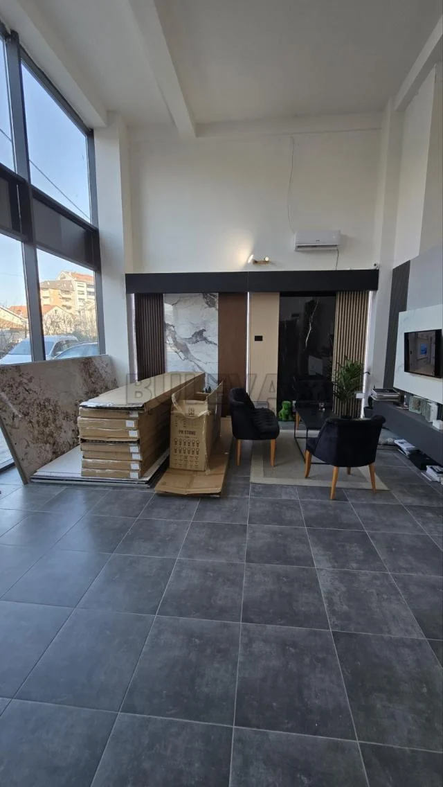 Izdaje se ulični lokal 44m2 sa staklenim portalima