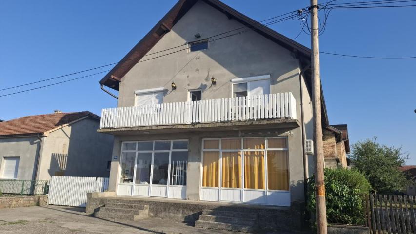 Spratna Kuća 372m sa Lokalima Futog