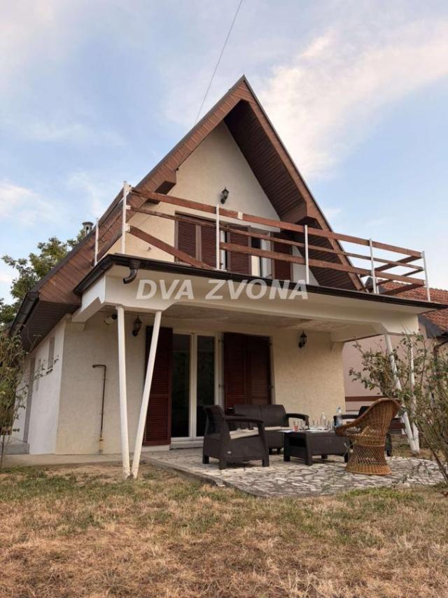 ČORTANOVCI-EKSKLUZIVNA KUĆA NA 12 ARI, ASFALT, GAS, VODOVOD, BUNAR