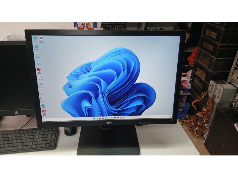 LG monitor 24 inca ispravan 24MB65
