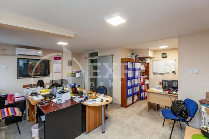 Prodaje se poslovni prostor 400m2 sa velikom terasom