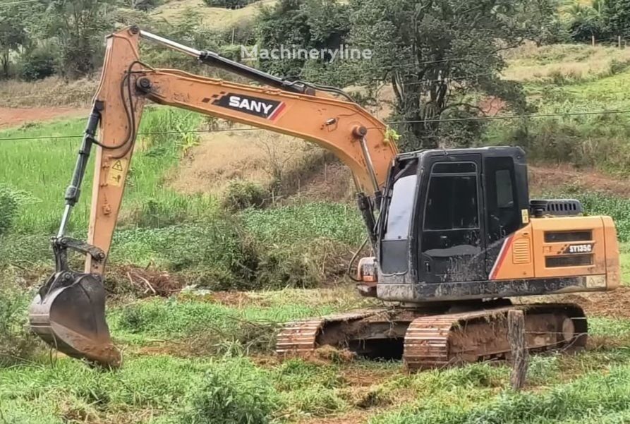 Novi Sany Hidráulica SY135C bager guseničar