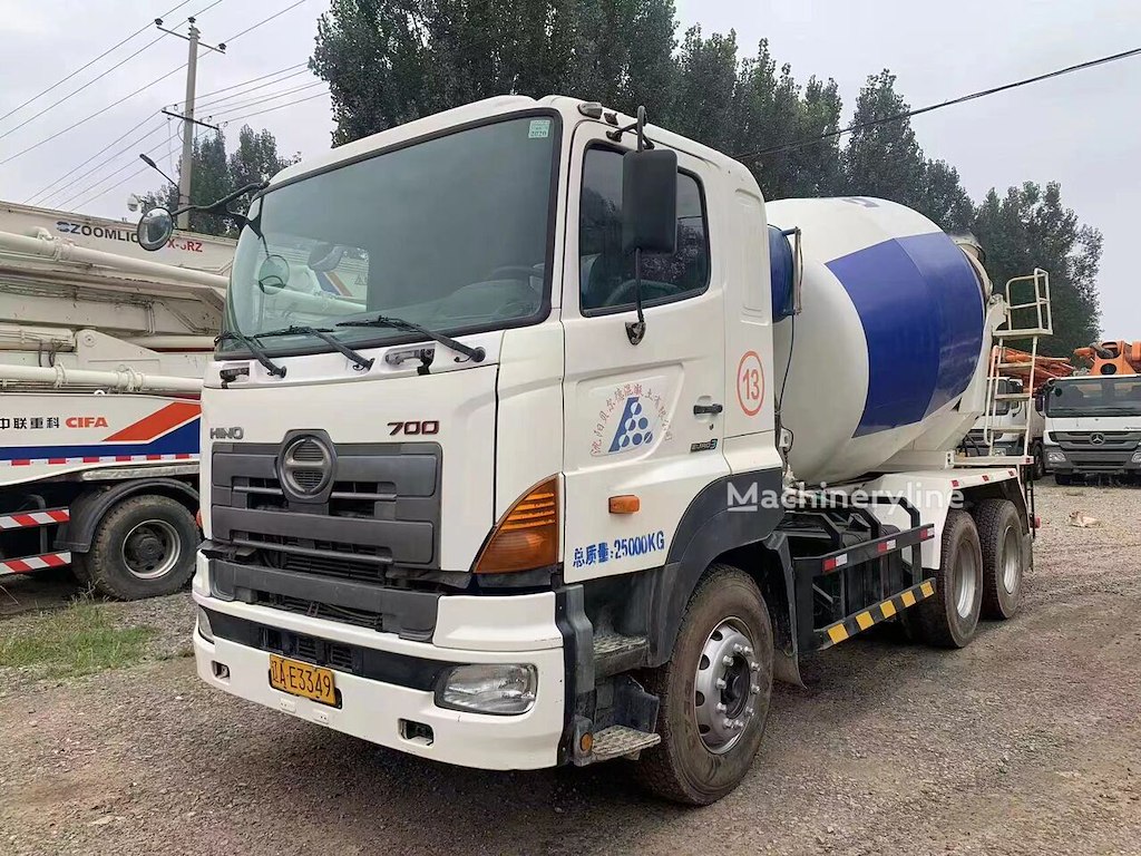 Hino 700 kamion s mešalicom za beton