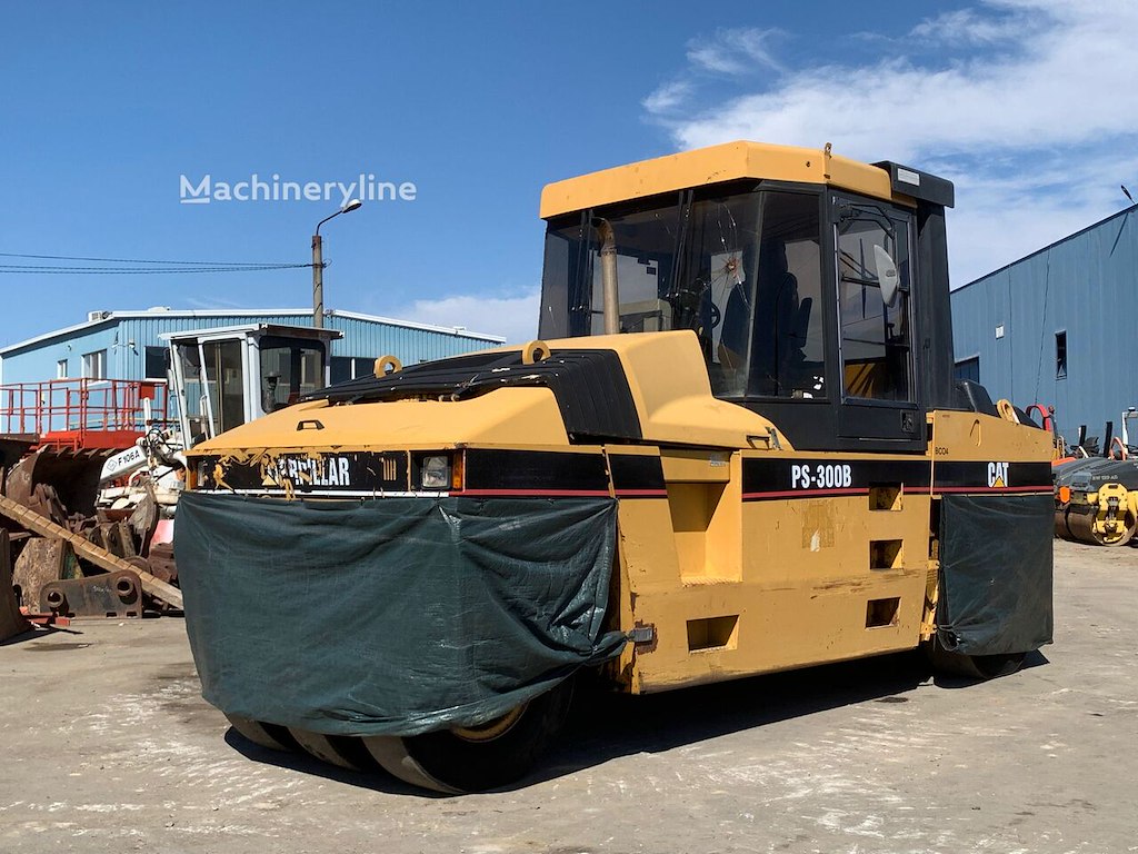 Caterpillar PS300B pneumatski valjak