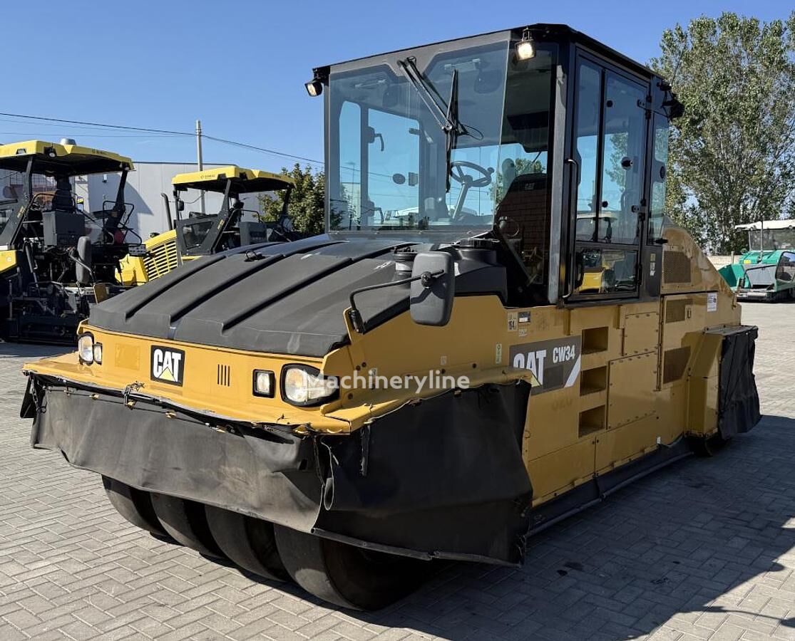 Caterpillar CW 34 pneumatski valjak