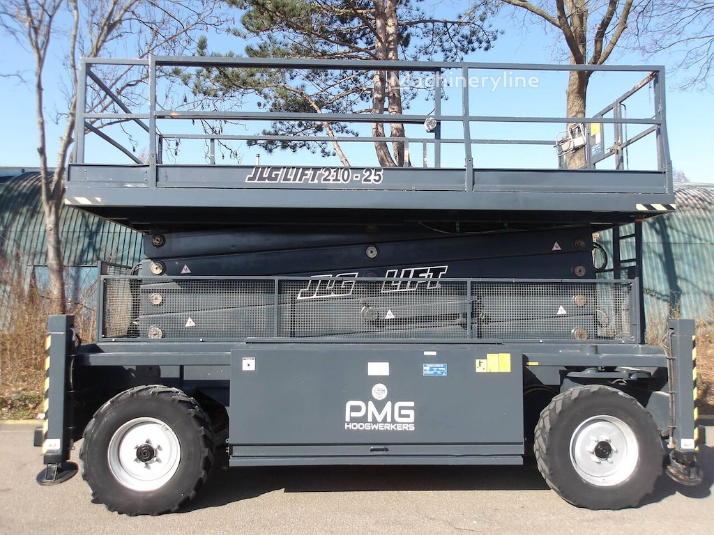 Prodaje se JLG 210-25 makazastu platformu na aukciji
