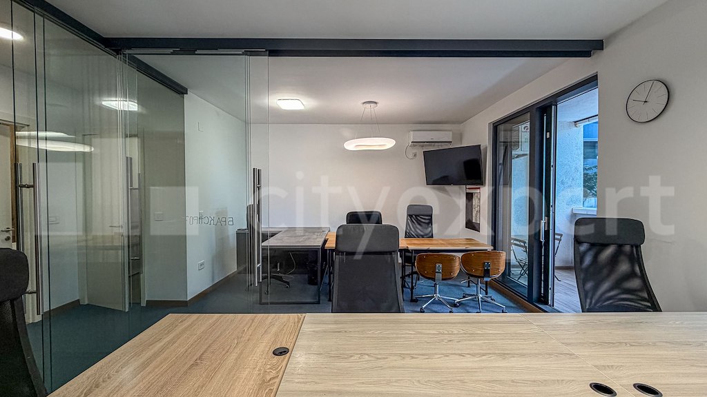 Poslovni prostor Izdavanje Novi Sad Bez skrivenih troškova - 53m², Trg galerija, Novi Sad - 1200€