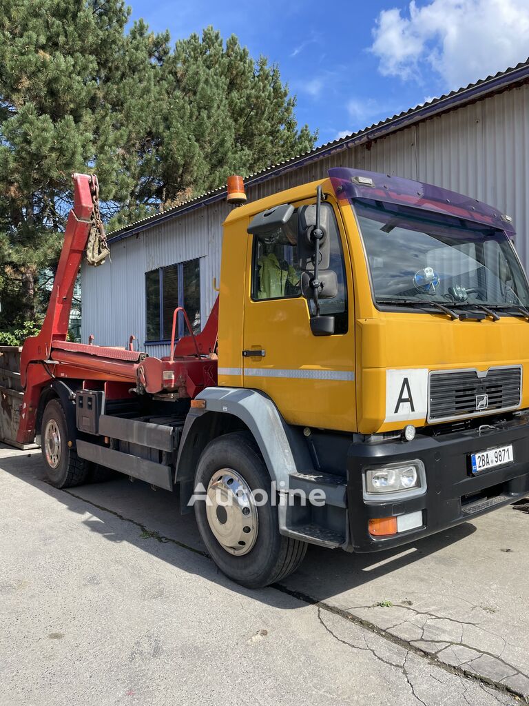MAN L87 kamion autopodizač kontejnera
