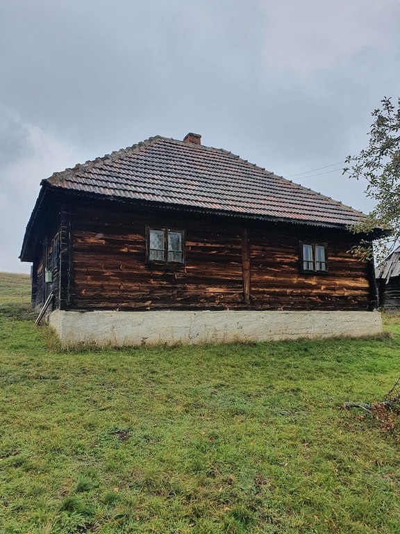 Na prodaju plac 40ari sa starom Chalet kucom
150.000 €