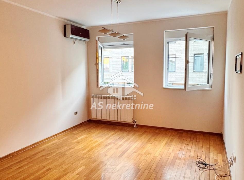 Trosoban stan za izdavanje, Lekino Brdo, Beograd, 67m², 800 €/mes