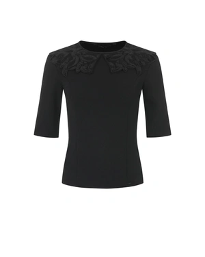 CRNA ŽENSKA BLUZA SA UKRASNOM ČIPKANOM KRAGNOM I ELEGANTNOM SILUETOM