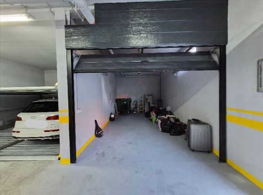 Garažni box, 27m2,rolo vrata,klasičan-rampa prilaz