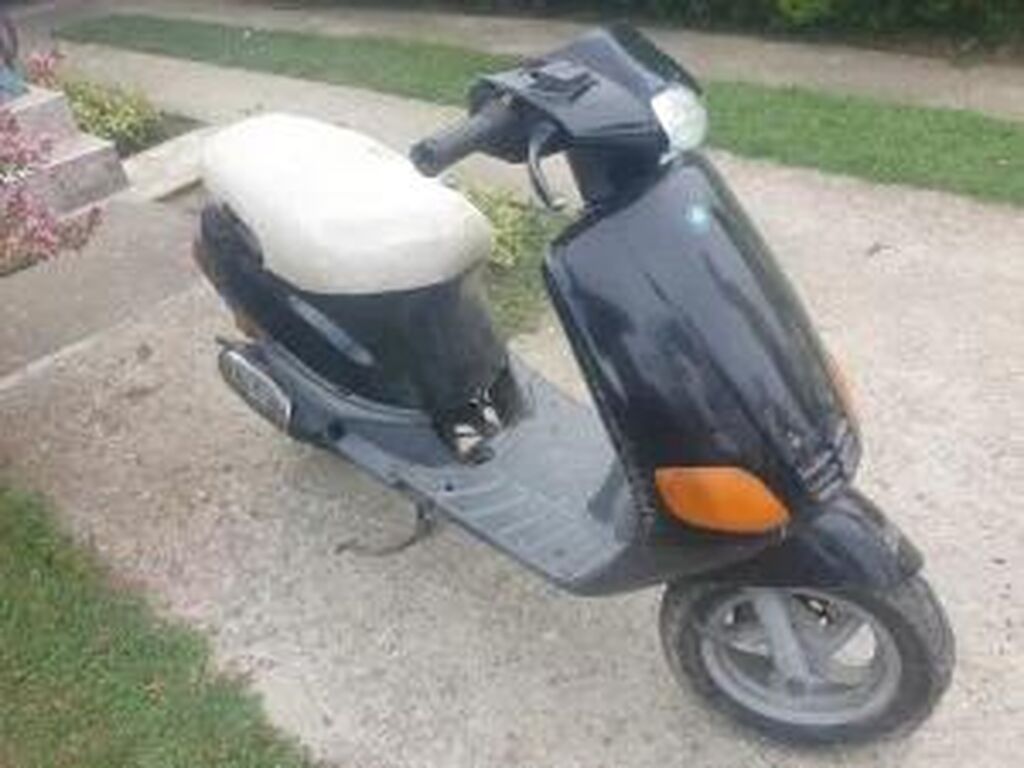 PIAGGIO ZIP | Na prodaju u delovima skuter . Nema papire . 50cc.