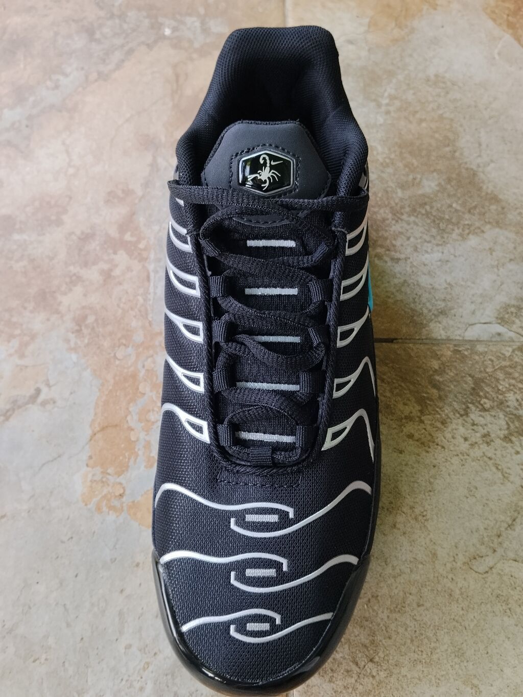 Patike – dva modela 1) Nike Air Max Plus TN - Boja: crna osnova sa