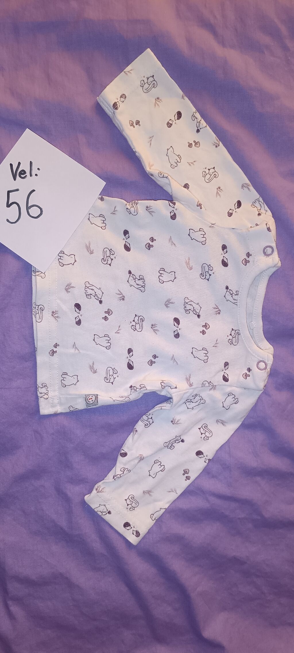 Bebi bodi dugih rukava, veličina 56. Bele boje sa sitnim printom