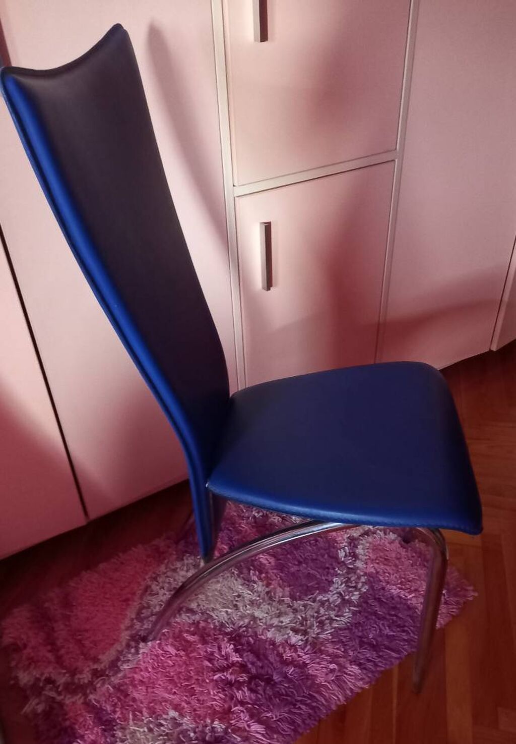 Prodajem dve stolice,kraljevsko plava boja,očuvane A može i 4