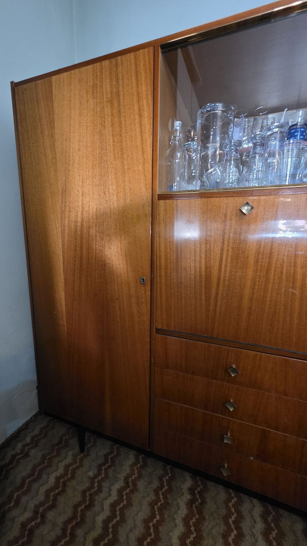 Vintage dnevni set – mid century 1960 vitrina sa kredencem, klub sto i