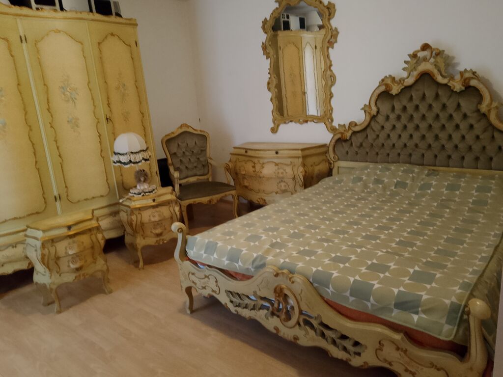 Komplet klasičnog baroknog spavaćeg nameštaja – ručno dekorisan, u
