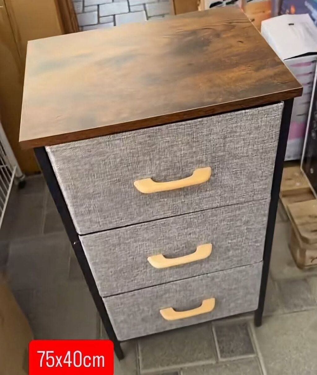 Komoda sa 3 fioke – dimenzije 75 × 40 cm. - Gornja ploča u toplom