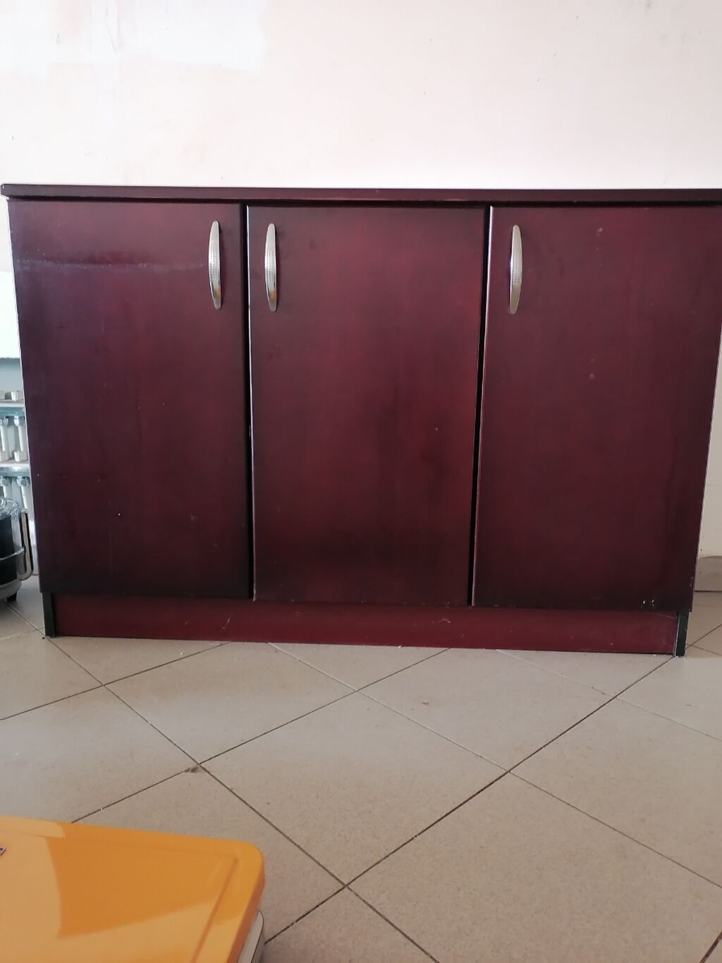Drveni komoda/ormarić za trpezariju ili dnevnu sobu - Materijal