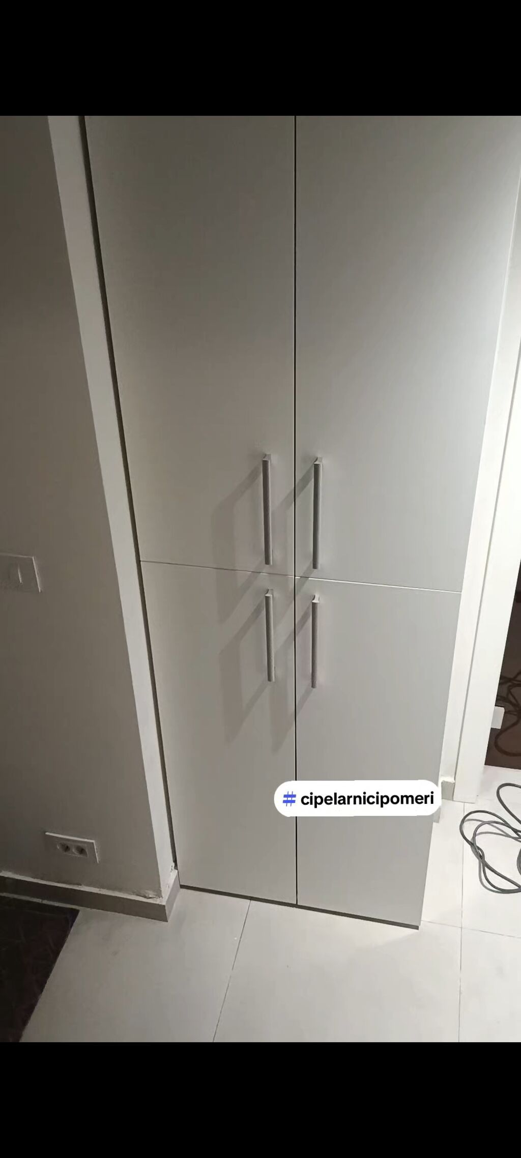 -Cena je za beli sa slike u dimenzijama 70cm sirina 230 cm visina 40