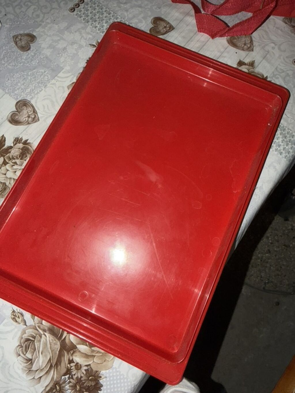 Plastični pladanj/poslužavnik – crveni - Materijal: čvrsta plastika
