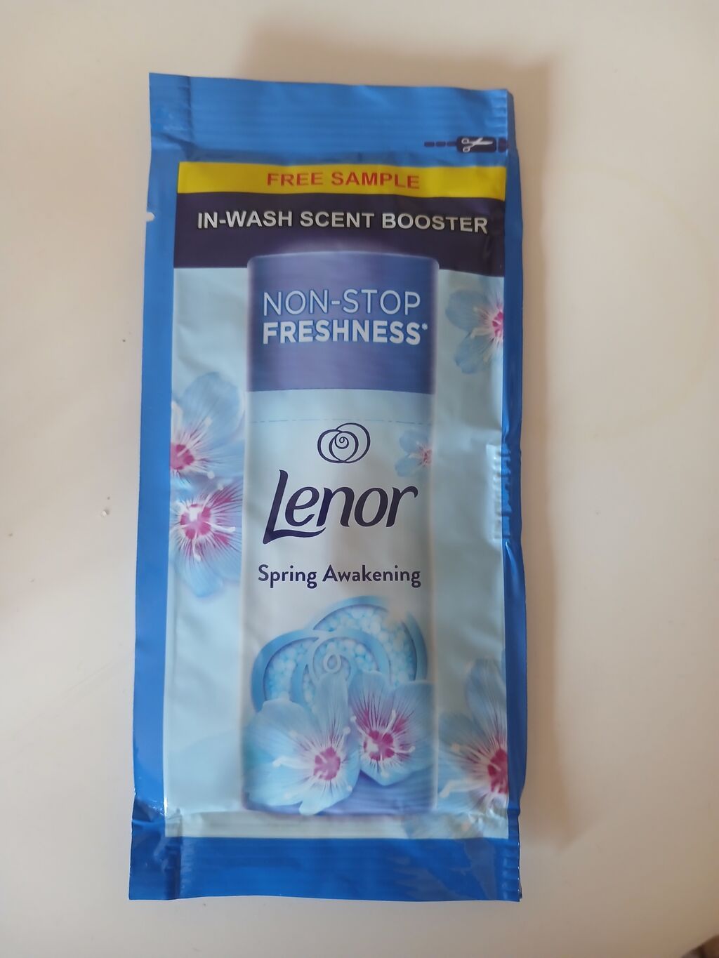 Lenor Spring Awakening – In-Wash Scent Booster (tester kesica 23 g) -