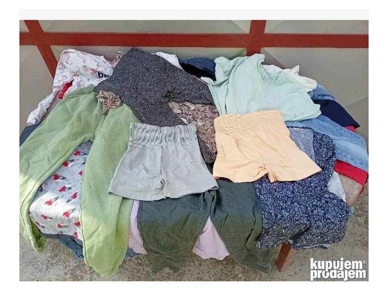 Velika količina ženske garderobe