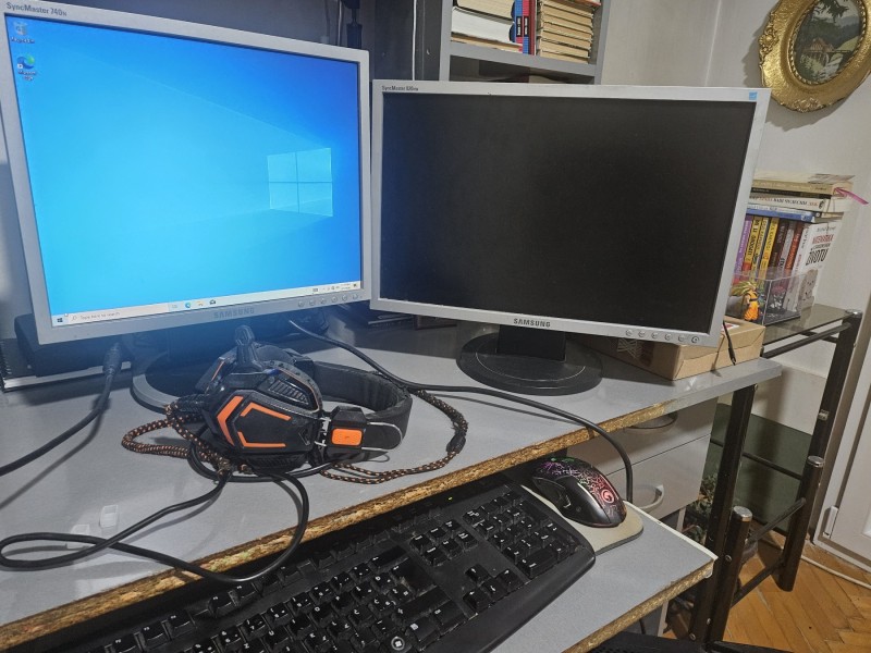 Desktop racunar sa opremom