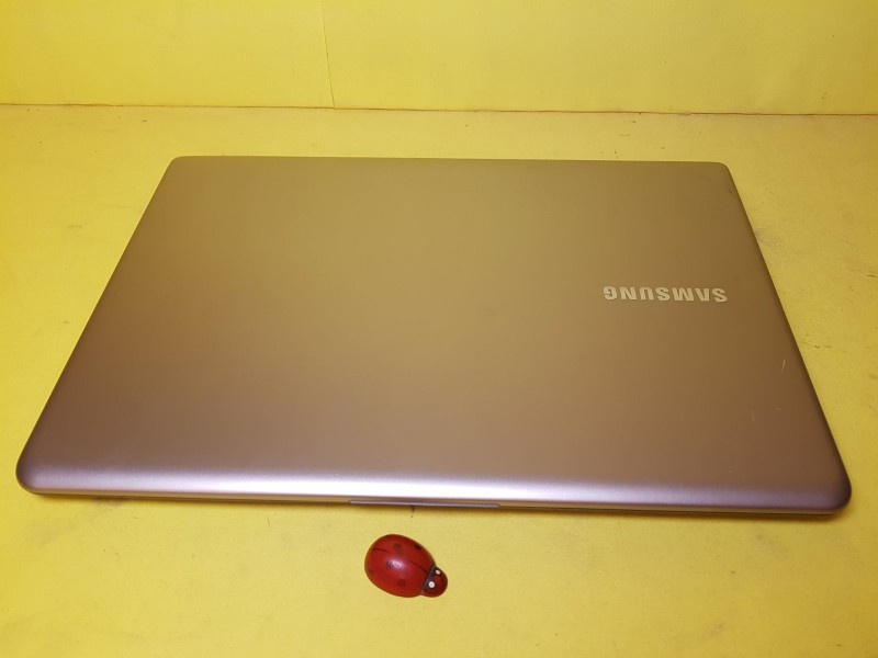 SAMSUNG i7 530U Ultrabook Win7 ALUMINIJUMSKO KUĆIŠTE