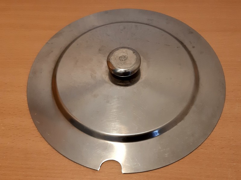 Poklopac od rosfraja sa otvorom za kutlacu