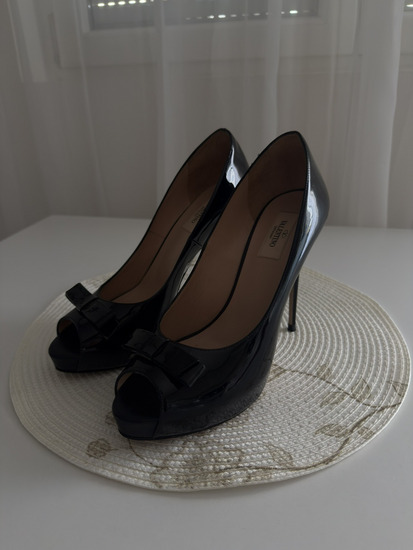Valentino Garavani peep toe salonke sa stiklom
