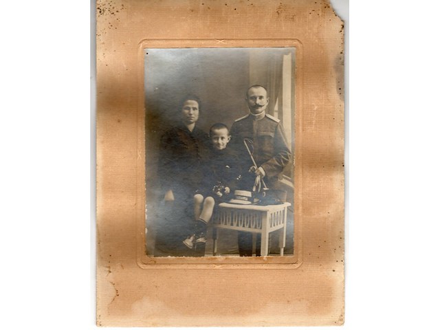 Fotografija srpski oficir sa ženom i sinom u studiju