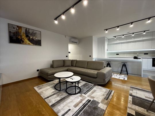 Izdavanje, nov lux stan 85m2, kod Hrama